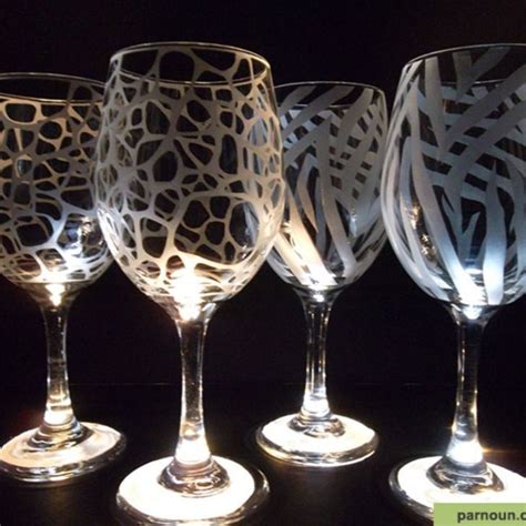 حکاکی روی شیشه با استفاده از کرم حکاکی Wine Glass Art Diy Wine Glasses Wine Glass Crafts