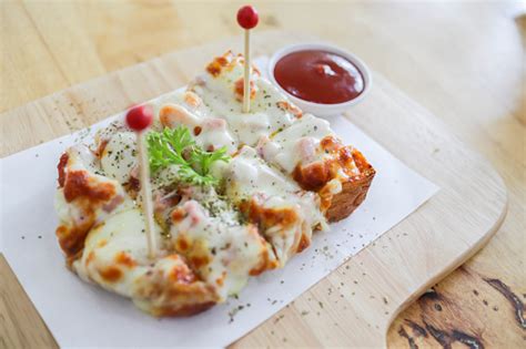 토마토 소스를 곁들인 피자 토스트 빵과 햄 치즈를 카페테리아에 집중 0명에 대한 스톡 사진 및 기타 이미지 0명 갈색