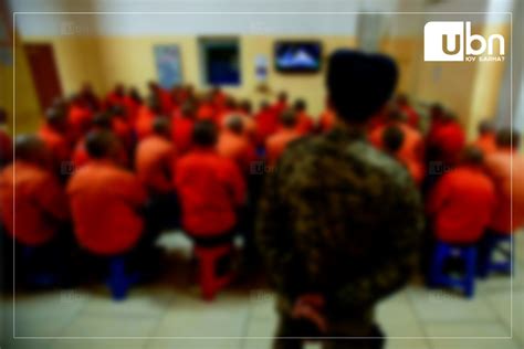 Хаалттай хорих ангид хоригдлуудын гар хөлийг нь үргэлж гавалж гэр бүлтэйгээ цахимаар ярихад нь