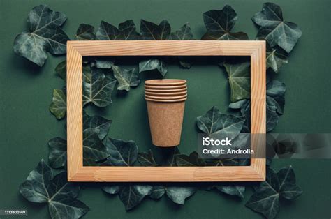 나무 프레임과 아이비 잎녹색 배경에 친환경 공예 종이 컵 재활용 및 폐기물 제로 개념 천연 소재 테마 0에 대한 스톡 사진 및 기타 이미지 Istock