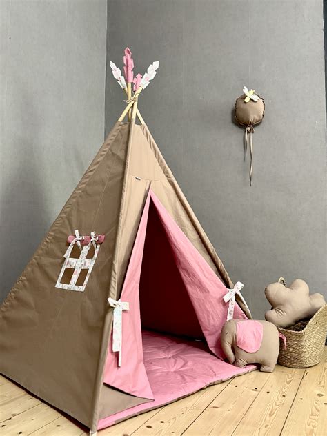 ყავისფერი კარავი ვარდისფერი დასაფენით სპილო და ღრუბელი ბალიშებით