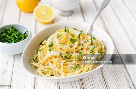 파스타 알 리모네 맛있는 이탈리아 요리 파르메산 스파게티 버터 레몬 소스 신선한 강판 에스트와 치즈를 얹은 스파게티에 대한 스톡 사진 및 기타 이미지 Istock