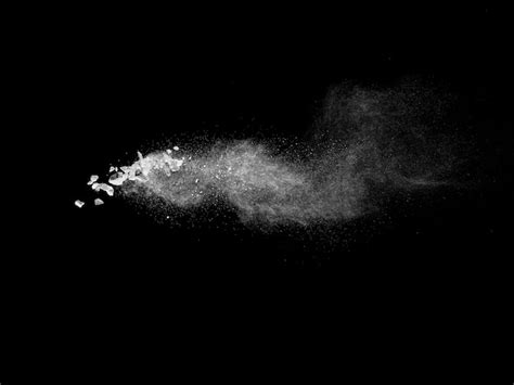 검은 배경에 흰색 가루 스플래시 프리미엄 사진