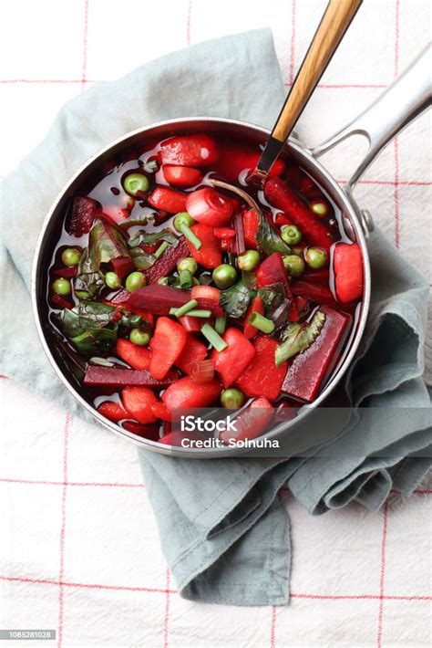 사탕 무 사탕 무 우 정상 완두콩 감자 당근 마늘 파와 야채 수프 건강한 식생활에 대한 스톡 사진 및 기타 이미지 건강한 식생활 당근 딜 허브 Istock