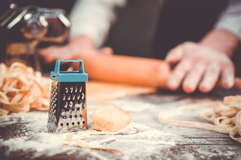 요리 테이블에 작은 치즈 강판 핸드메이드 파스타 요리 요리사가 배경에 손을 강판에 대한 스톡 사진 및 기타 이미지 강판