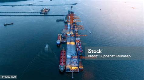 화물 컨테이너 선적 컨테이너 해질녘 항구의 조선소 교량에서 화물선에 컨테이너 상자를 적재합니다 크레인 아래 선박 항구 서비스 물류 및 운송 공급망에 대한 스톡 사진 및 기타