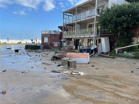 George Strande Gesluit Na Die Massiewe Golwe Die Suid Afrikaner