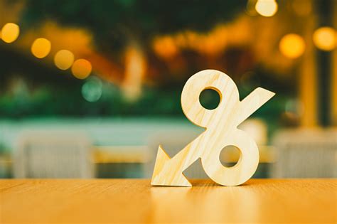 백분율 모델 및 아래쪽 화살표 성공을 위한 핵심 개념 인플레이션 개념을 수정하기 위해 연준의 금리를 인상 또는 인하하는 방법