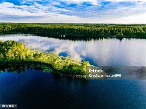 핀란드에서 화창한 여름 날에 푸른 숲과 블루 호수 풍경의 조감도 가리기에 대한 스톡 사진 및 기타 이미지 가리기 강 경관 Istock
