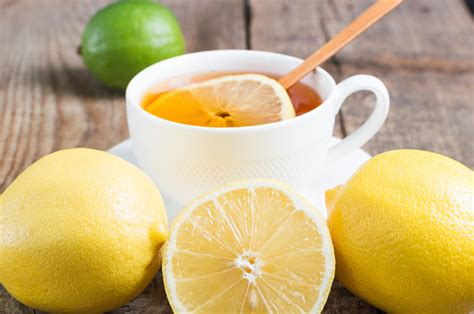 천연 성분으로 감기와 독감을위한 차 나무 배경에 레몬과 라임이 있는 홍차 감귤류 과일에 대한 스톡 사진 및 기타 이미지 감귤류 과일 감기와 독감 건강관리와 의술
