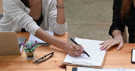 회의실에서 재무 문서를 함께 확인하는 두 명의 비즈니스 동료 사진 Unsplash의 테이블 이미지