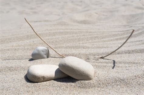 마른 나뭇 가지가있는 모래의 자연 배경에 자연석으로 만든 연단 제품 홍보 아름다움 천연 에코 화장품을위한 쇼케이스 공간을 복사합니다 정면보기 강단에 대한 스톡 사진 및 기타