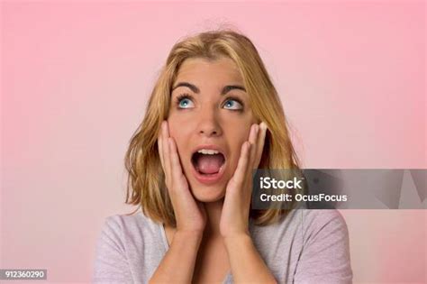 젊은 예쁘고 매력적인 금발의 백인 여자 흥분 하 고 궁금해 하 고 명랑 하 고 놀 생각 열린 입으로 찾고 행복 한 그녀의 20 대에 아름 다운 파란 눈의 초상화 감정에 대한