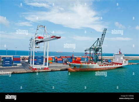 Kleines Containerschiff Fotos Und Bildmaterial In Hoher Auflösung Alamy