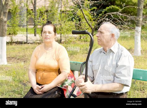 Ein Alter Mann Und Junge Frau Sitzt Auf Der Bank Park Stockfotografie