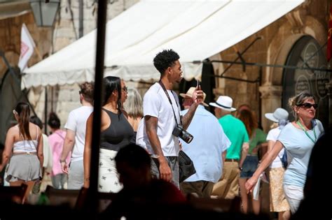 Mlada Nada Nba Lige Uhvaćena Na Stradunu S Atraktivnom Djevojkom