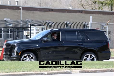 위장막 없는 2025 캐딜락 에스컬레이드 포착 5세대 페이스리프트 스파이샷