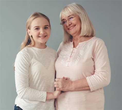 Oma Und Enkelin Stockfoto Bild Von Glücklich Umarmen 84819028
