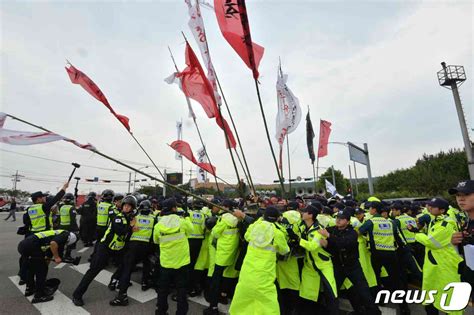파업 화물연대 포항지부 통행로 놓고 경찰과 충돌 뉴스1
