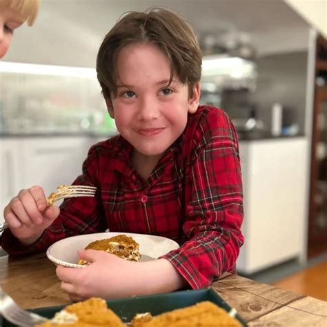 Жанна переродилась в своего сына 11 летний сын Фриске довел поклонников мамы до слез Demure