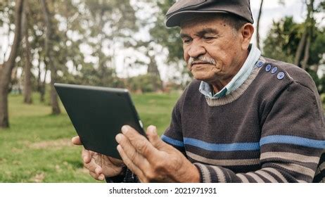 100 Thousand Old Man Computer Royalty Free Images Stock Photos Pictures Shutterstock
