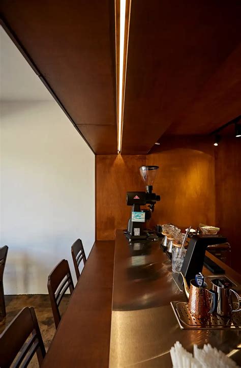 짙은 우드 컬러로 대비감을 준 7평 로스터리 카페 인테리어 서대문구 대현동