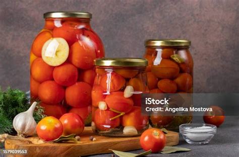 장기 보관을 위해 유리 병에 사과 양 고추 냉이 마늘 및 칠리 페퍼가 들어간 다양한 종류의 통조림 토마토 고추류에 대한 스톡 사진 및 기타 이미지 Istock