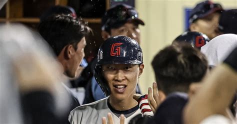 방출→롯데행 인생이 바뀌다fa를 제치고 32세에 첫 주전 대반전 악몽 잊고 다시 영웅이 되기까지