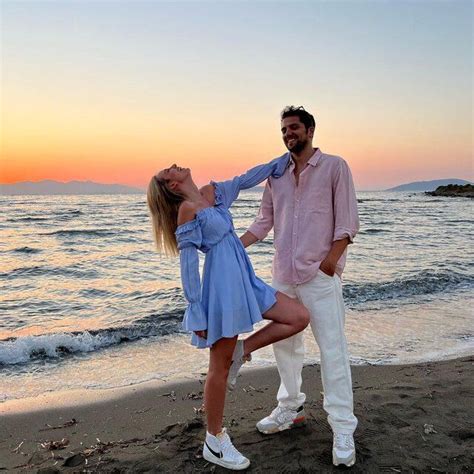 Çok Güzel Hareketler 2nin Yıldızı Emre Aslanın Sevgilisi De ünlü çıktı Güzelliğiyle Büyüledi