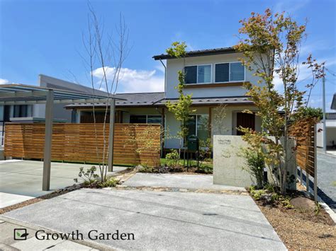 駐車場にもなる玄関アプローチ│セミクローズ外構 群馬高崎｜おしゃれなエクステリア外構・庭リフォーム｜グロウスガーデン