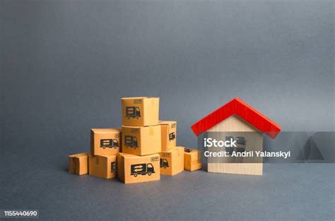 판지 상자와 목조 주택의 더미 다른 집 이나 도시로 이동 하는 개념 숙소 교통 화물 운송 배송 및 설치 인생의 새로운 단계의 시작 가정 생활에 대한 스톡 사진 및 기타
