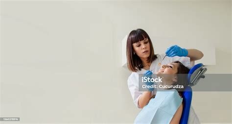 젊은 여자 치과 의사가 의료 클리닉에서 치과 기기로 환자의 치아를 검사합니다 고객에 대한 스톡 사진 및 기타 이미지 고객 치과 의사 2명 Istock