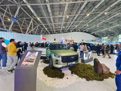 اشتیاق مردم اصفهان برای بازدید از غرفه لوکانو زومیت