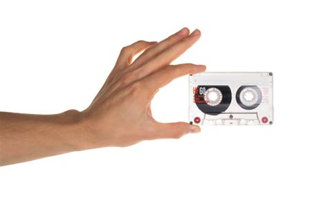 흰색 클리핑 경로에 고립 된 오디오 카세트를 손으로 잡고 과거에 대한 스톡 사진 및 기타 이미지 과거 기록보관용 녹음 장비 Istock