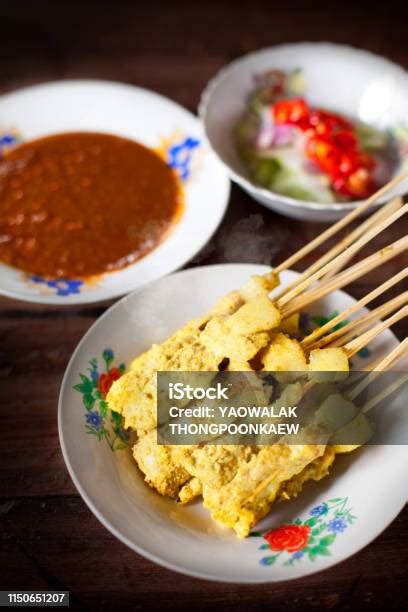 돼지고기 사 타이 구운 돼지고기에 땅콩 소스 또는 달 콤 하 고 새 콤 한 소스 태국 음식 아시아 음식 스타일 0명에 대한 스톡 사진 및 기타 이미지 Istock