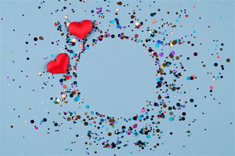 발렌타인 데이 축제 구성 배경 카피 공간이있는 트렌디 한 파스텔 블루 배경주위에 여러 가지 색종이가있는 붉은 하트로 만든 화환