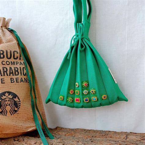 Instagram의 애기할멈의 프랑스자수님 조셉앤스테이시 니트백 자수콜라보🌿 Collab With Josephandstacey Josephandstacey 색감이