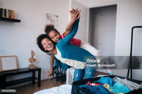 중년 아프리카계 미국인 여성과 그녀의 딸이 가방을 포장 가족에 대한 스톡 사진 및 기타 이미지 가족 여행 가방 다양성 Istock