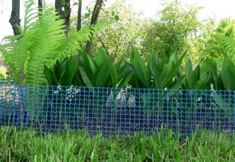 Бюджетный забор на даче из фасадной сетки своими руками