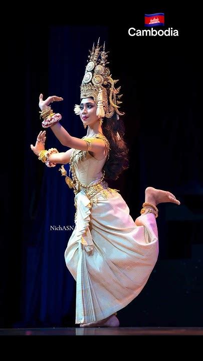 ក្បាច់រាំដ៏ស្រស់ស្អាតរបស់នាដការបាំខ្មែរ🇰🇭 ️ របាំអប្សរា Khmerculture Nichasn Youtube
