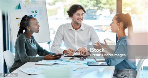 회사에서의 비전과 사명을 계획하기 위한 재무 회의에서 사업가 팀과의 팀워크 협업 및 계획 관리자와 직원과의 전략 성장 및 마케팅