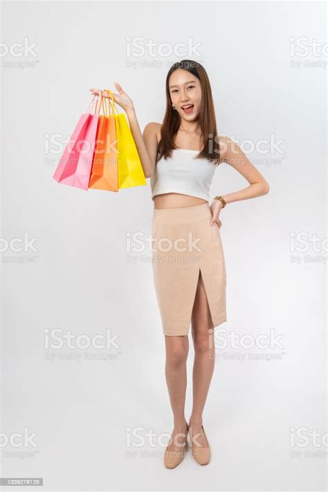 화려한 쇼핑백을 가진 젊은 아시아 여성의 순간과 표정의 스튜디오 촬영 20 29세에 대한 스톡 사진 및 기타 이미지 20