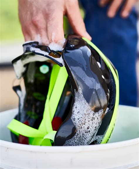 Cómo Limpiar Y Cuidar Tu Cascos De Ciclismo Trek
