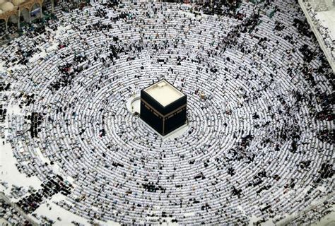 まるで幾何学模様、カーバ神殿で祈るイスラム教徒 サウジ 写真6枚 国際ニュース：afpbb News