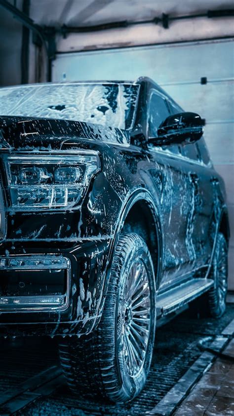 집 밖의 갓 씻은 광택 처리 깨끗한 차량 너 스스로해라 도시 설정 디테일링 프로세스 무지개 무지개 효과 물 뿌림 물에 젖은 차 바퀴 반사 반사면