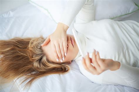 긍정적인 임신 테스트입니다 젊은 여자 집에서 임신 테스트 결과 보고 후 우울 하 고 슬픈 느낌 걱정하는에 대한 스톡 사진 및 기타 이미지 Istock