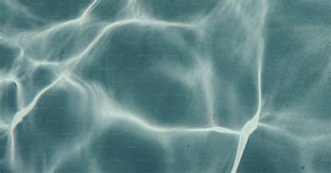 맑은 물이 있는 수영장 클로즈업 사진 Unsplash의 추상적인 이미지