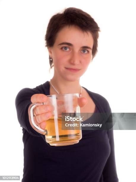 젊은 성인 여자 짧은 머리 빨간 가기 다른 포즈 흰색 바탕에 파란색 청바지와 다양 한 표정 격리 하지 감정에 대한 스톡 사진 및 기타 이미지 Istock