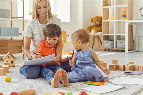 어린 두 아들과 함께 행복한 어머니는 바닥에 앉아 종이에 그림을 그립니다 그리기에 대한 스톡 사진 및 기타 이미지 그리기 아기 중장년 Istock