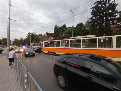 Трамвай дерайлира след удар с кола в София ВИДЕО СНИМКИ Nova